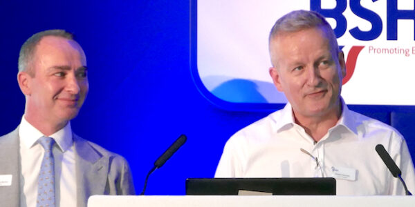 El español Raúl García-Medina pasa el relevo a Robert J. Donnan al ...